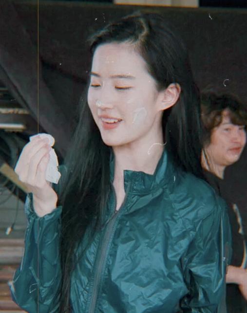 10 rare old photos of Liu Yifei's face, if you have seen them all ...