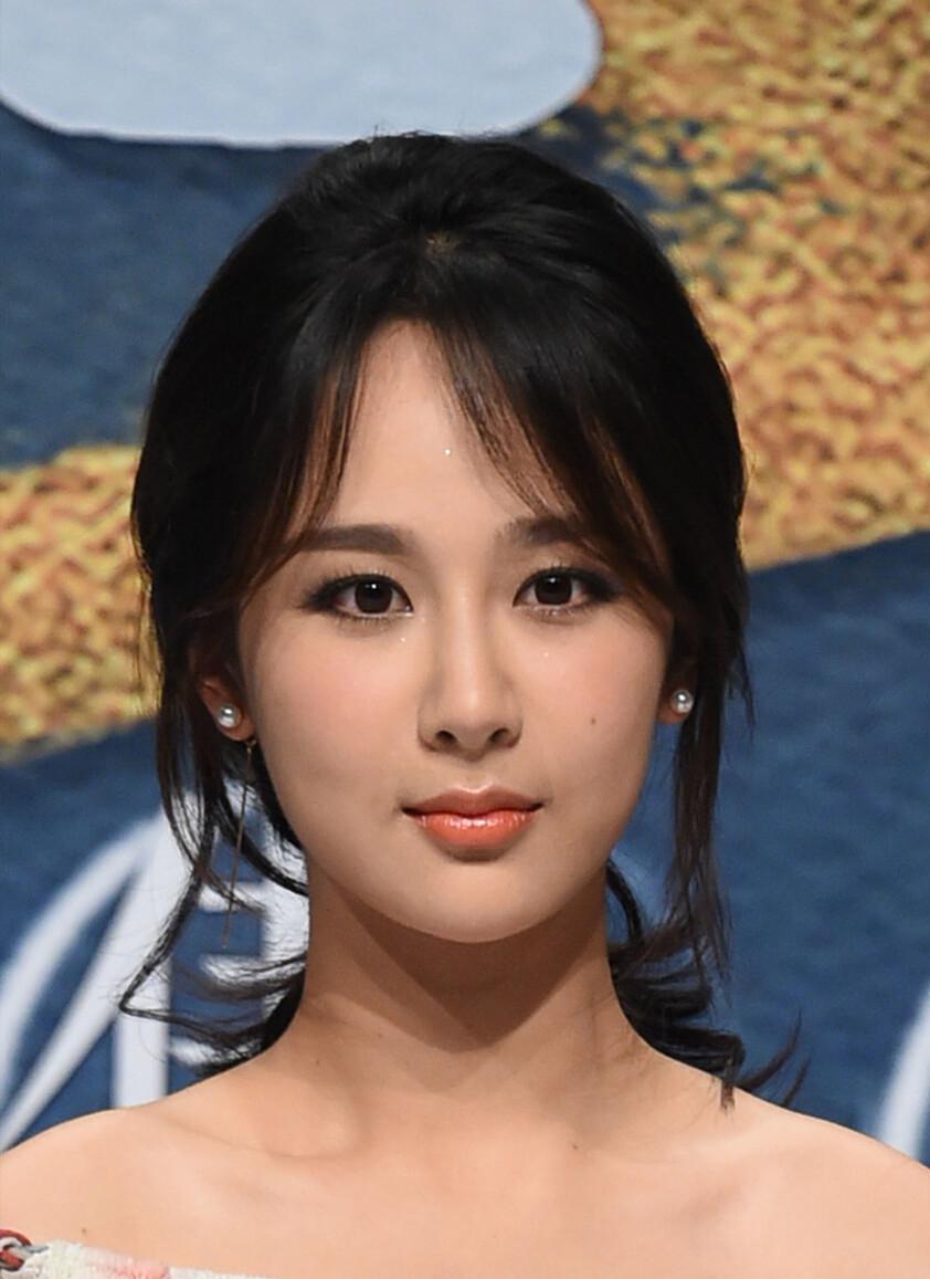 Lin Miaoke is gathering with classmates. She wears home clothes and has ...