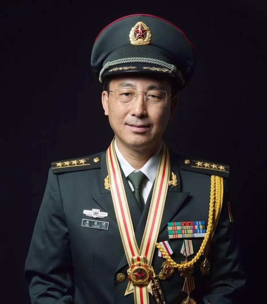 Fighting alone for 9 and a half hours, shouting "fire at me" to repel ...