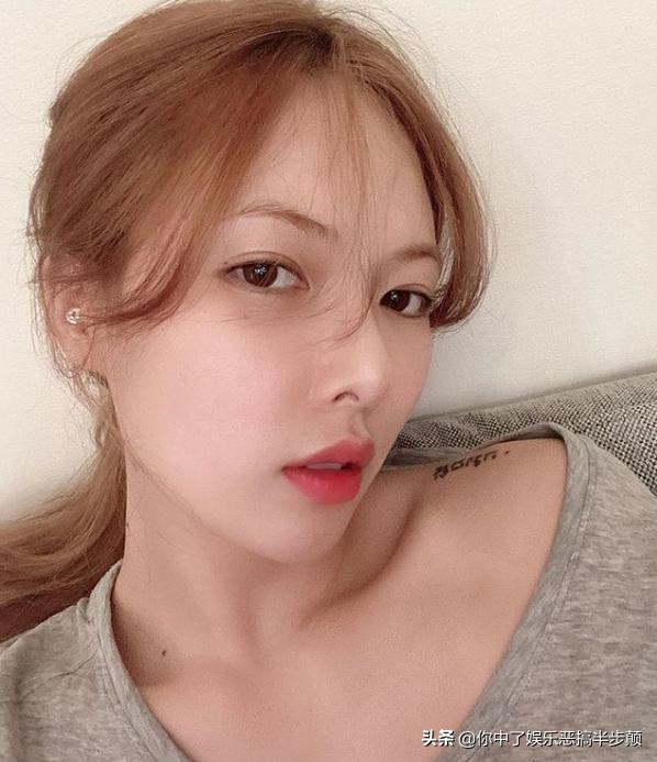 Hyuna is getting married?A man picks up the bridal bouquet while his ...