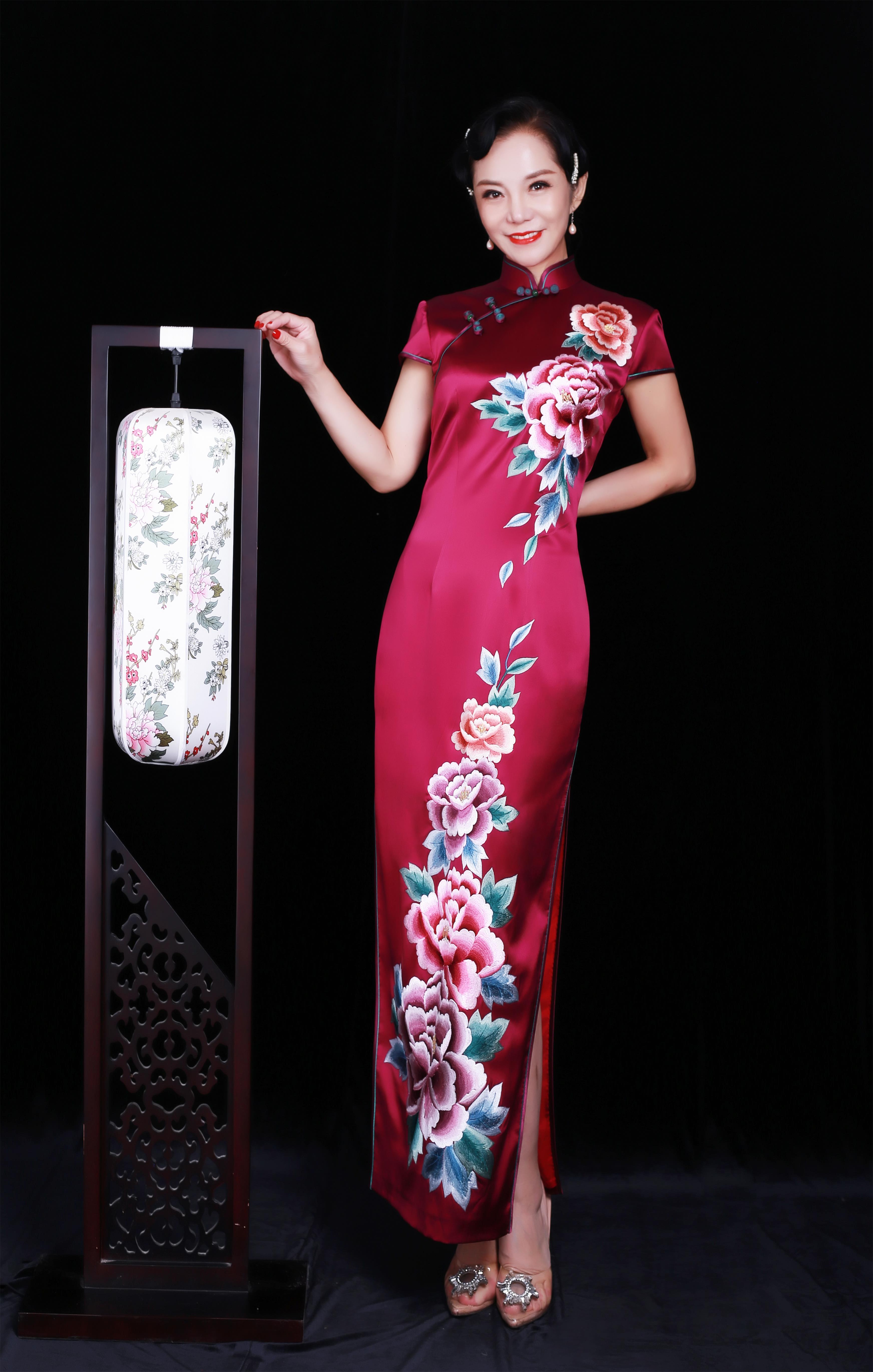 A dazzling Chinese red cheongsam, full of oriental charm - iMedia