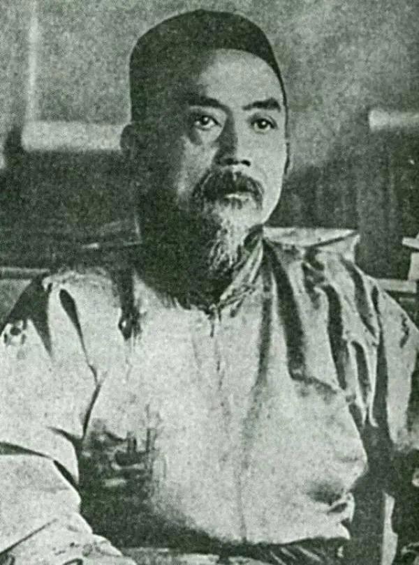 Gu Hongming of the Republic of China: He wears a long braid but is not ...
