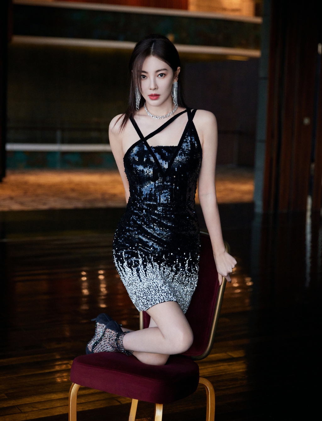 Zhang Yuqi, who returns to the stage, sings and dances solo "Unique ...