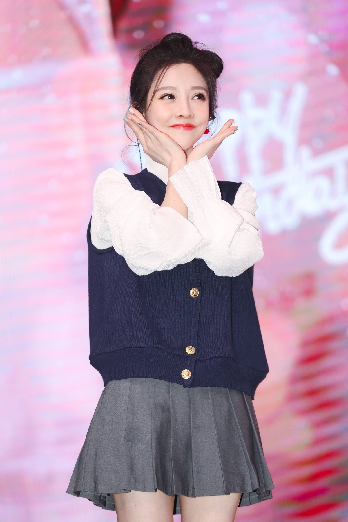 Feng Timo held hands with the little ghost Wang Linkai, bringing a ...