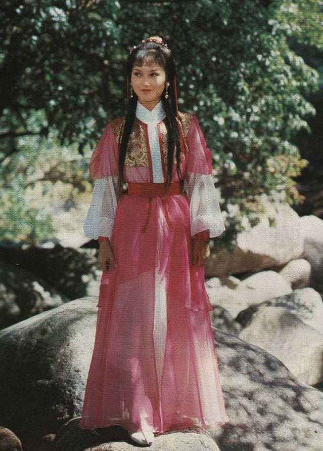 Pretty as the peach of three springs, Qingsu as the chrysanthemum of ...