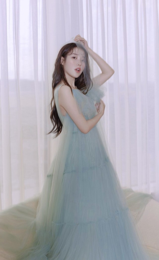 IU on the stage wears all kinds of dresses, which are sweet but ...