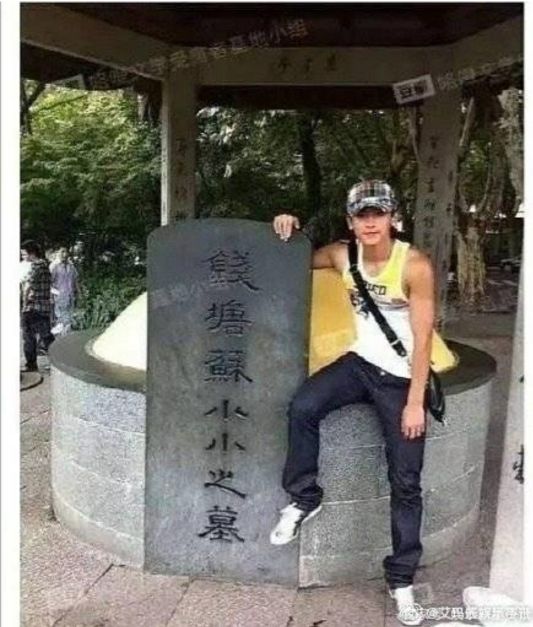 Molesting Ju Jingwei, sitting on Su Xiaoxiao's tomb, molesting statues ...
