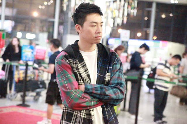 Yu Haoming met his friend Liu Ye at the airport and greeted him ...