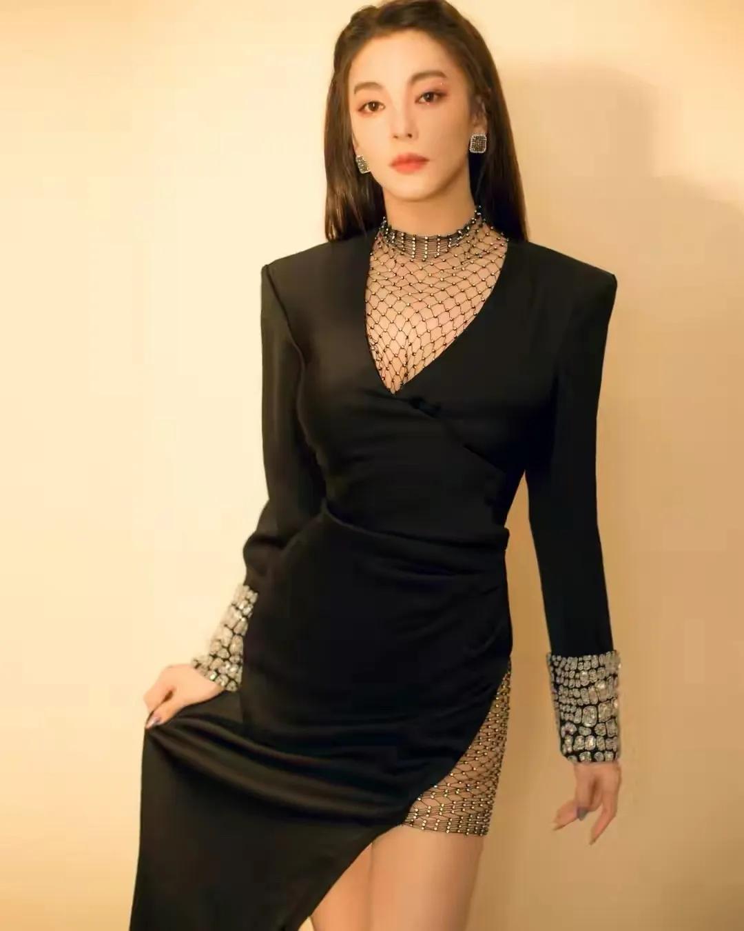 Goddess Zhang Yuqi beautiful legs dance - iMedia