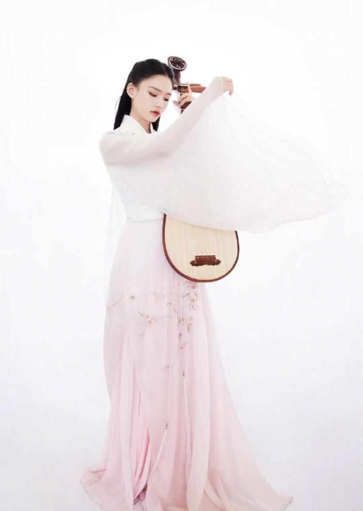 Lin Yun tried the costume styling, with pink ancient outfit and long ...