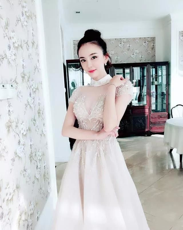 Jiarong Lv, standing at thirty, with a lanky temperament - iMedia