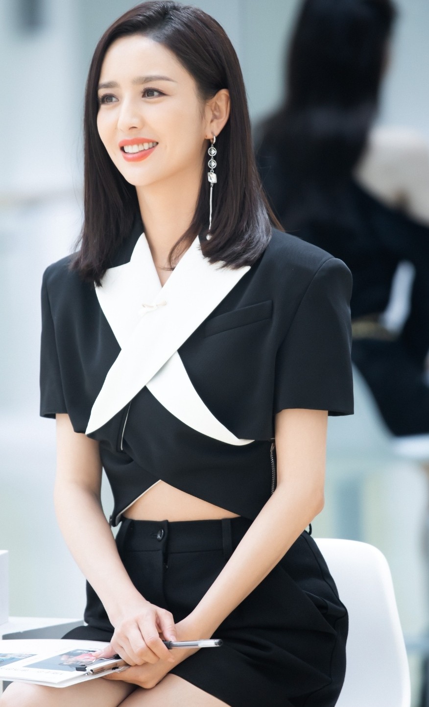 38-year-old Tong Liya's body is enviable, her waist is really eye ...