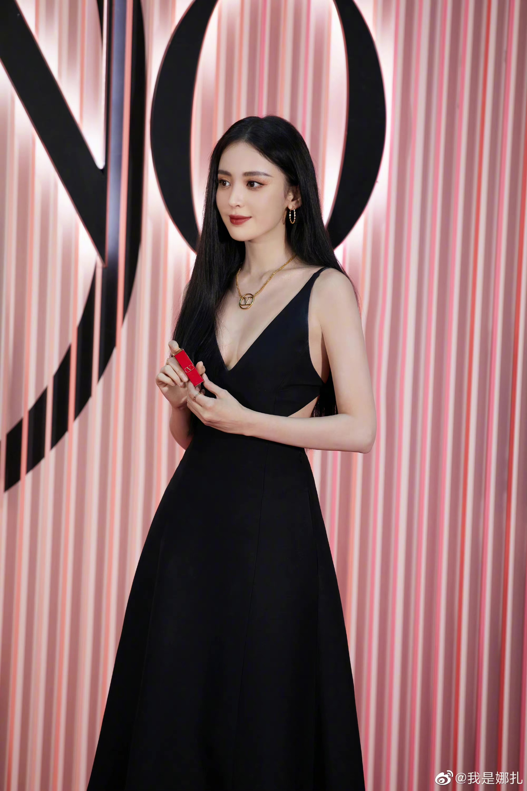 Gu Li Na Zami is crazy!The open-chested and backless long skirt is ...