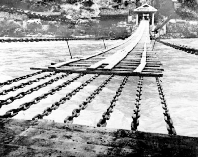 How did the important battle to win the Luding Bridge and get rid of ...