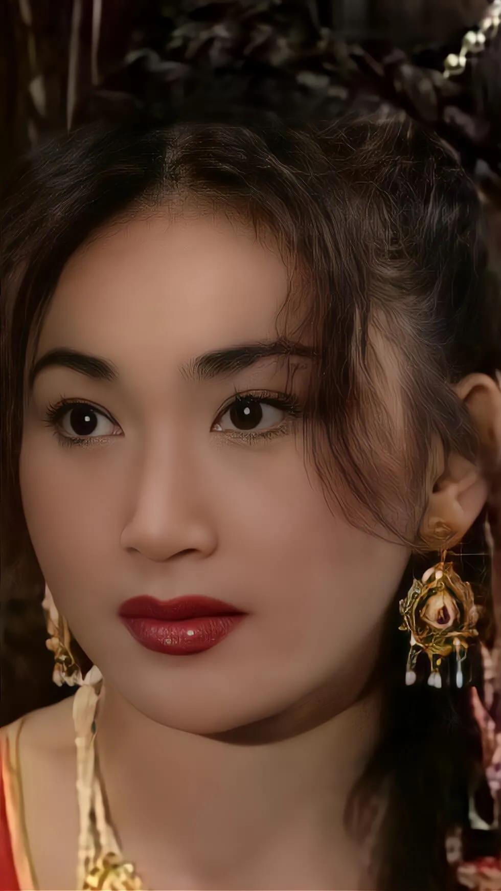 Hong Kong Acting Goddess Wen Bixia Looks Against The Sky Imedia