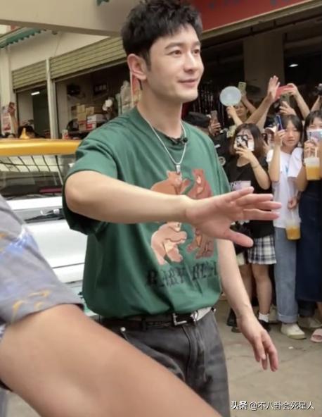 Huang Xiaoming's idol has a heavy burden. He wears thick-soled boots on ...