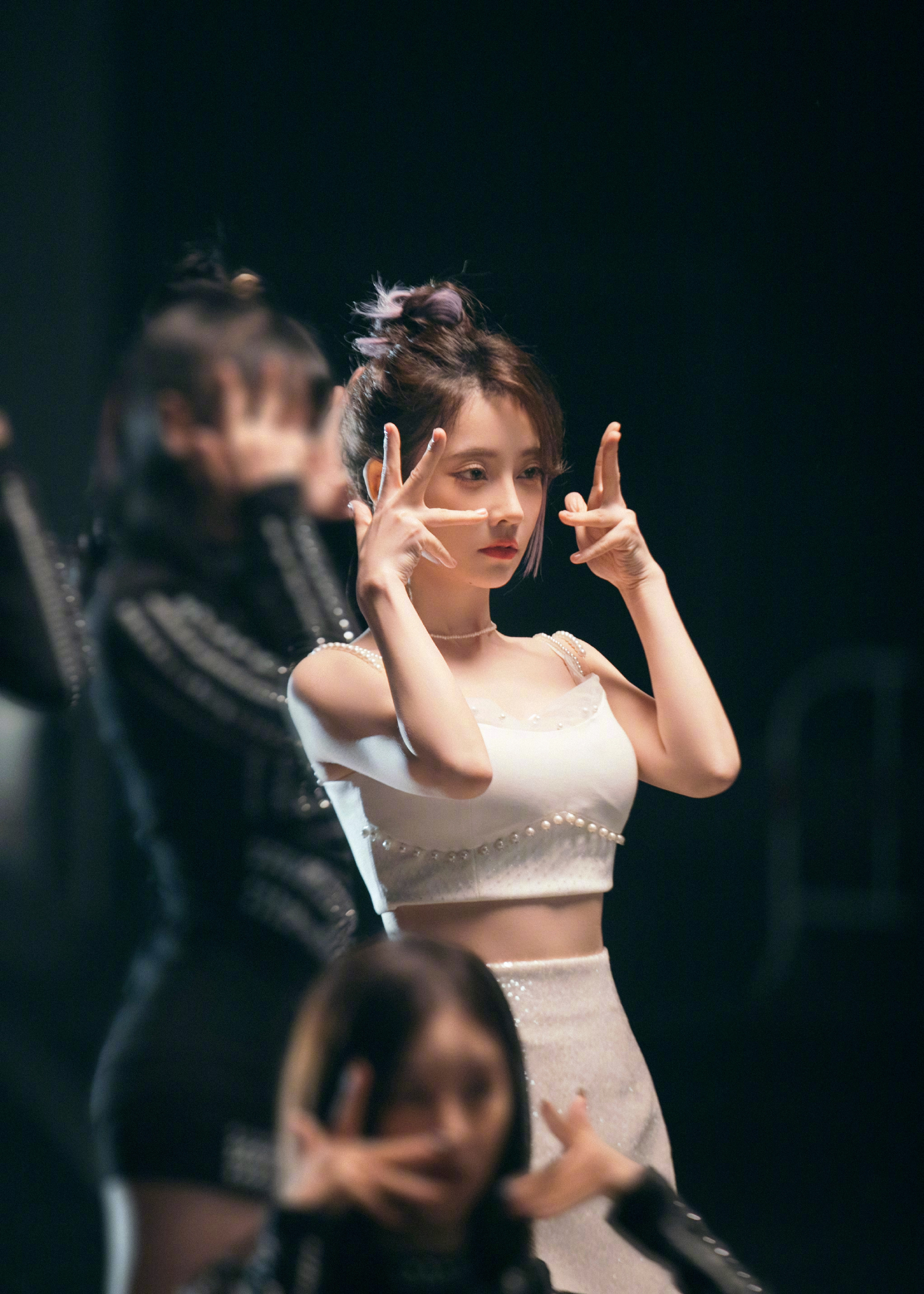 Feng Timo posted the new song behind-the-scenes photos, 6 photos ...
