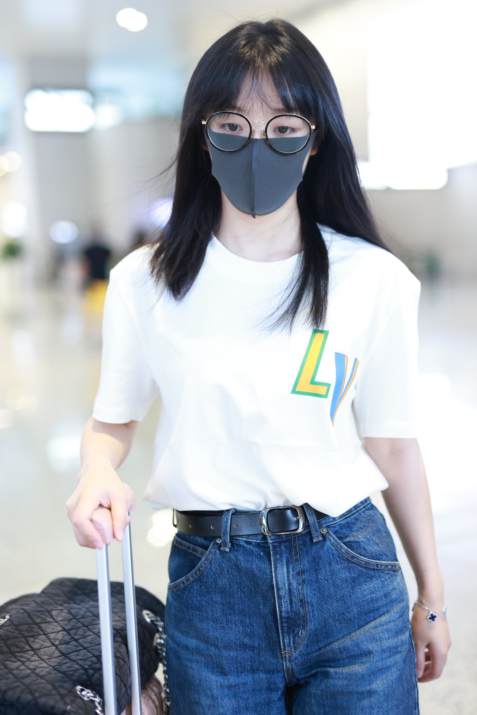 The post-95 sweet girl Tian Xiwei appeared at the airport wearing a ...
