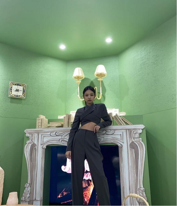 Blackpink member Jin Zhini is really thin, wearing a waistless outfit ...