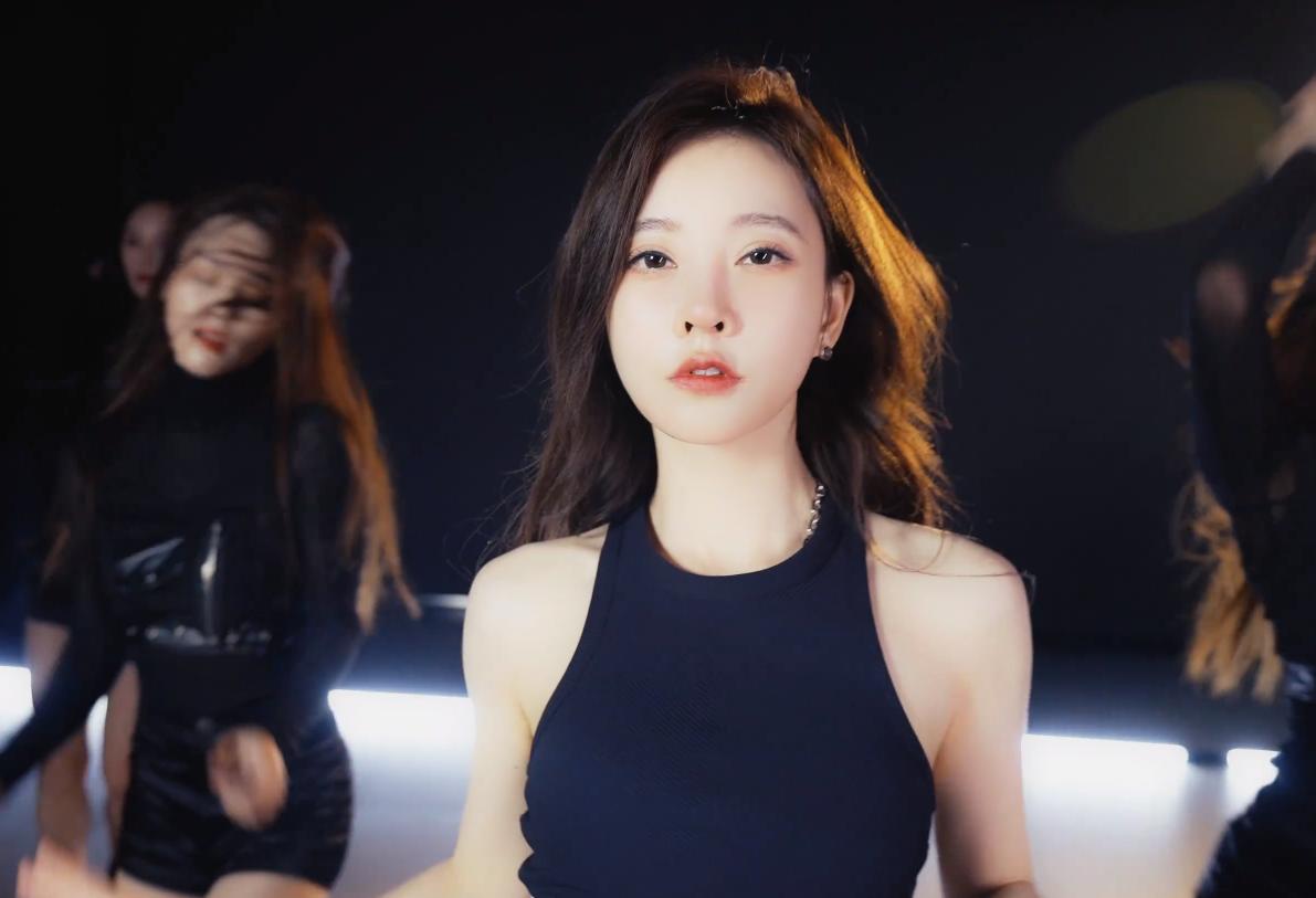 Feng Timo released a dance video in the practice room, and his dance ...