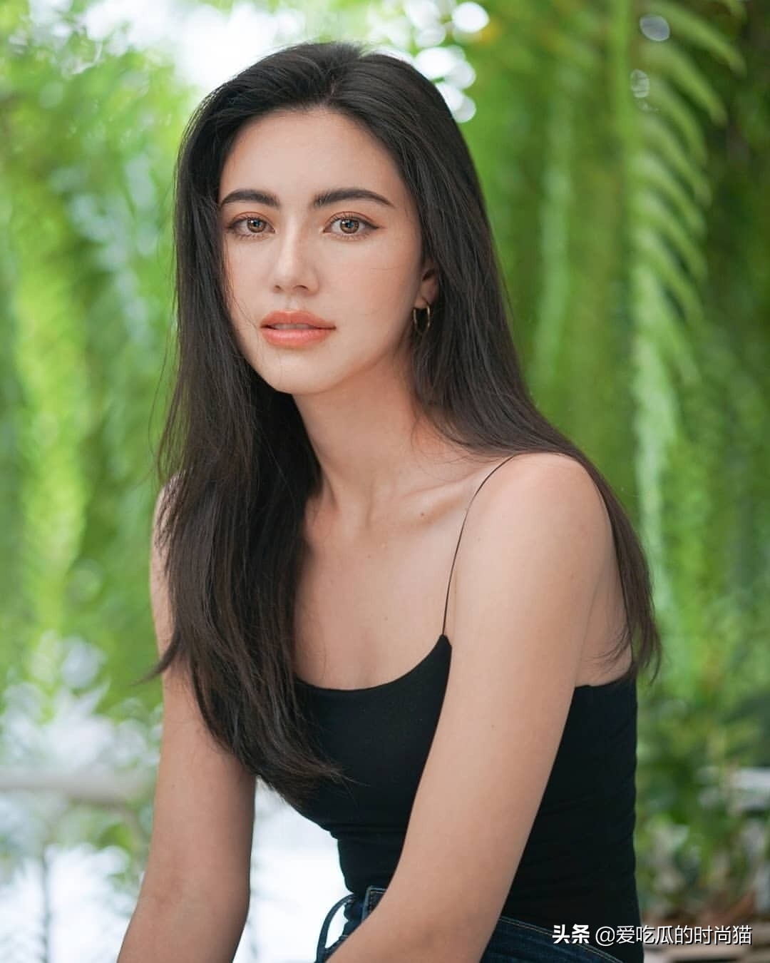 The Thai half-blood goddess Mai shows off the vest line!Too beautiful ...