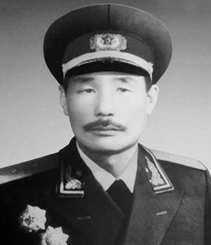 On the Tiananmen Gate in 53 years, Luo Ruiqing "watched" Sun Yi closely ...