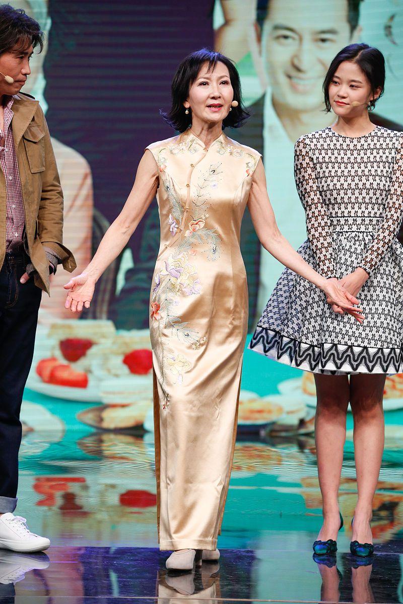 Chen Meiqi looks so beautiful in cheongsam, but she is a little thin ...
