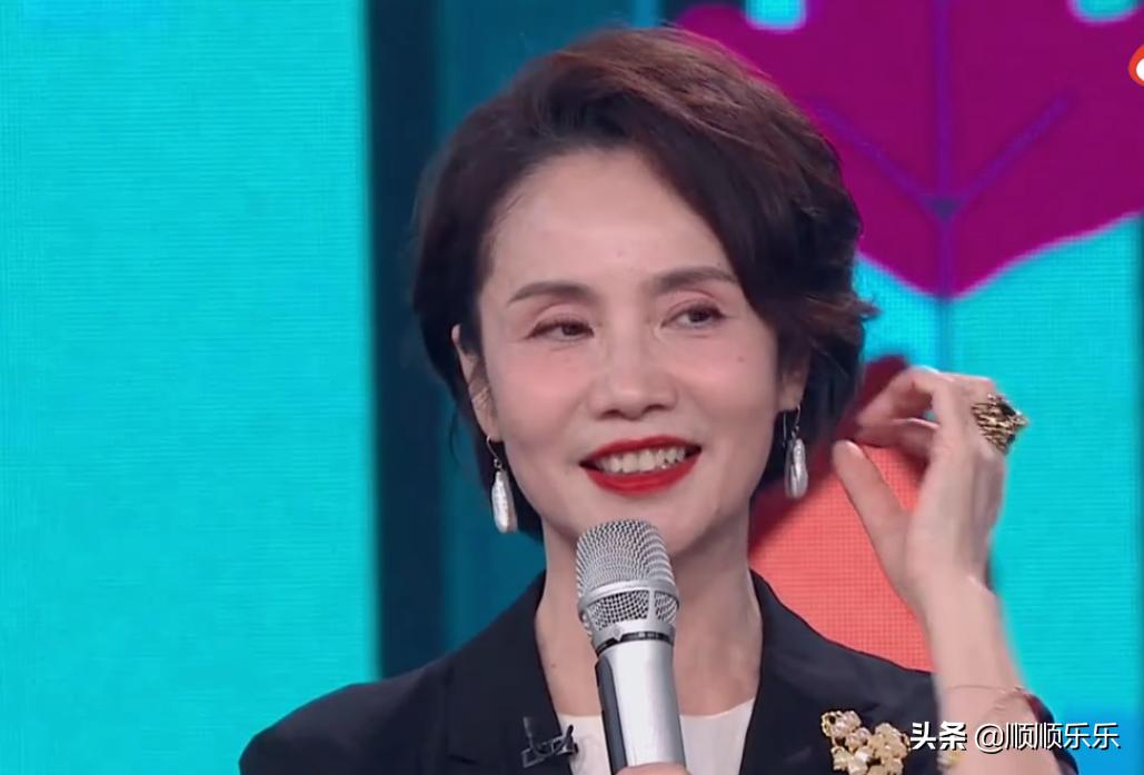 Tian Tian upward: Xu Li is the first CCTV news anchor to wear earrings ...