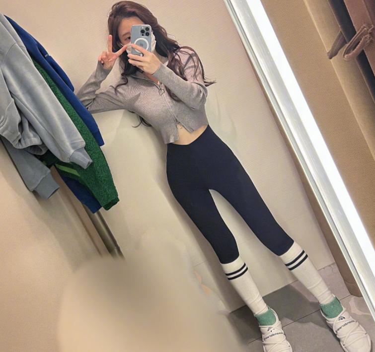 Feng Timo's new dynamic photos of long trousers show off a fit body and ...