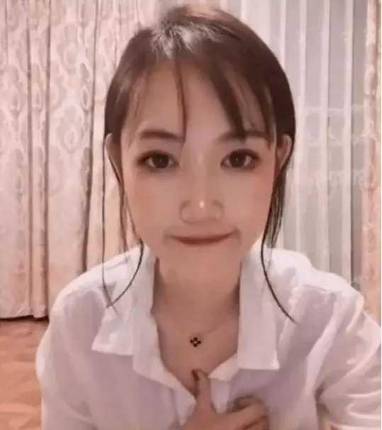 Ma Rong's live broadcast, most of the shirt buttons reveal career lines ...