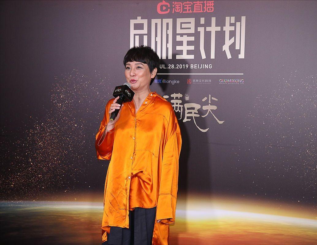 Kong Lin in 1969 prefers "sloppy wind", not to mention that her shirt ...