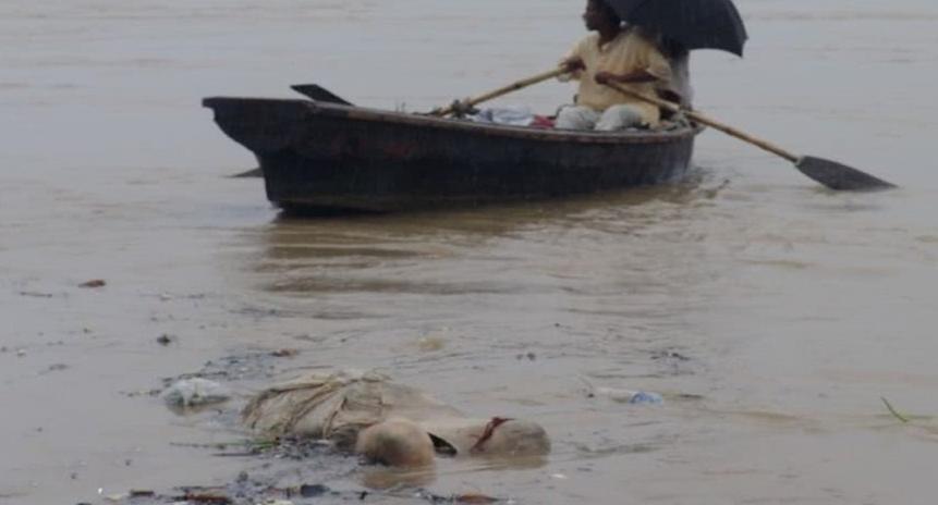 Disgusting!The Ganges River in India is full of ashes, feces, and ...