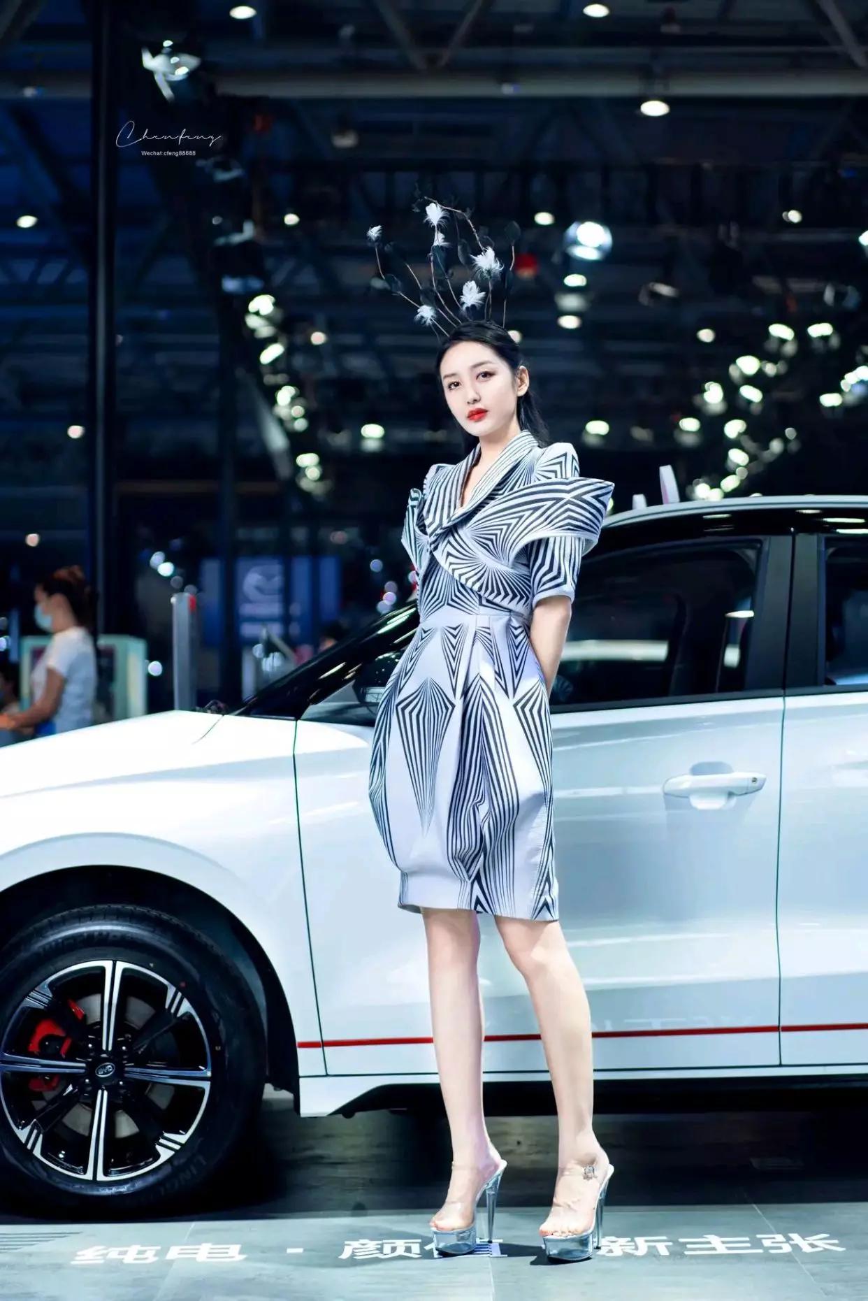 An elegant auto show model.Do you like it? - iMedia