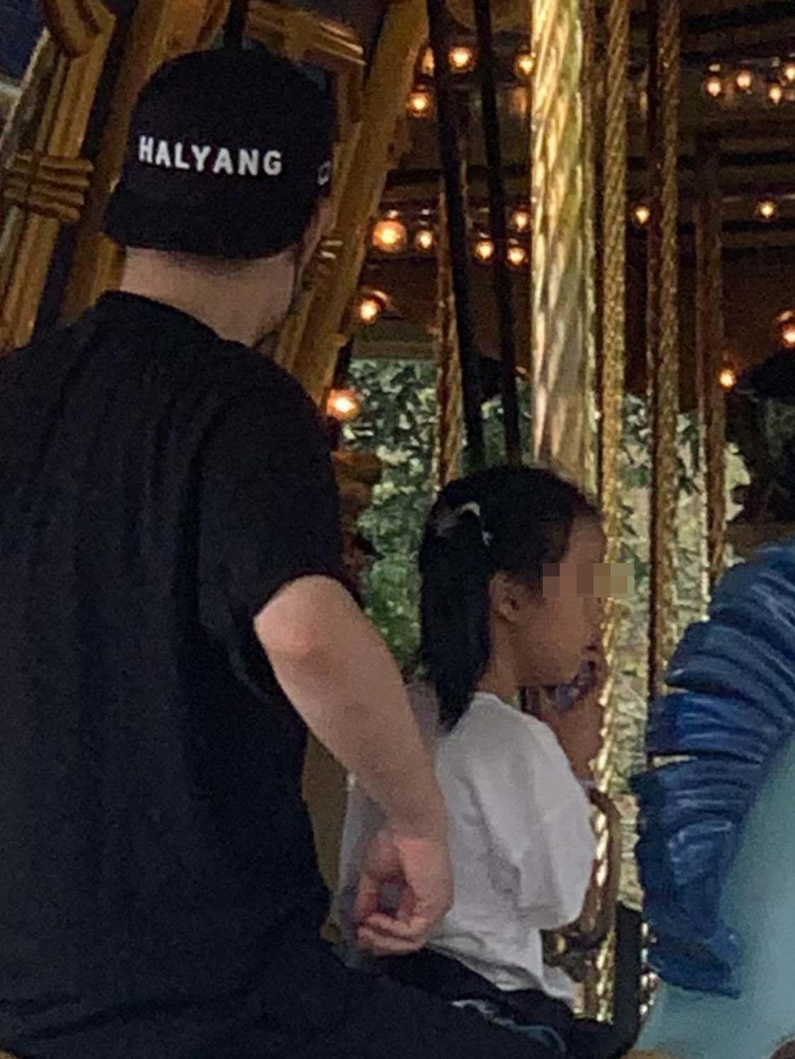 Chen He accompanies his eldest daughter on the merry-go-round. The 5 ...