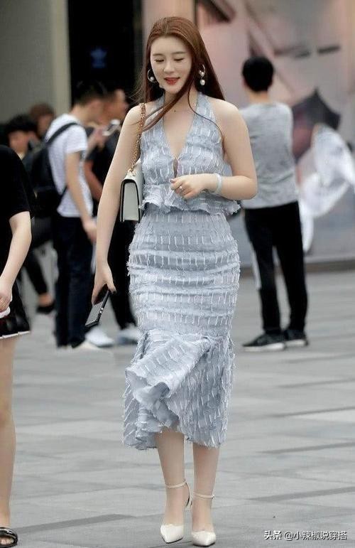 The deep V dress is elegant and outstanding, revealing but not vulgar ...