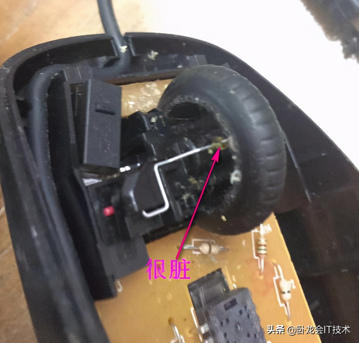 The Logitech mouse is broken, and it's better if you try it yourself ...