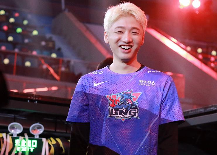 The age of the starting players in the LPL World Tournament is ...