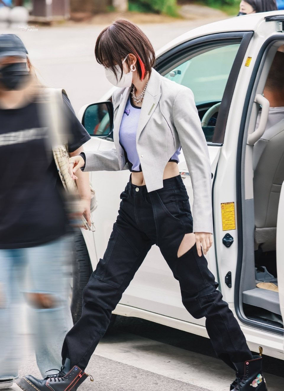Guli Nazha Reuters, short hair with exposed waist LOOK is cool and ...