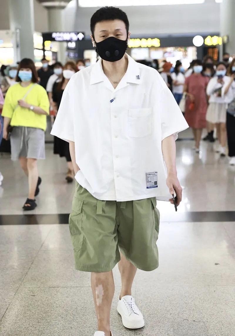 Li Ronghao appeared at Changsha Airport. His white shirt and green ...