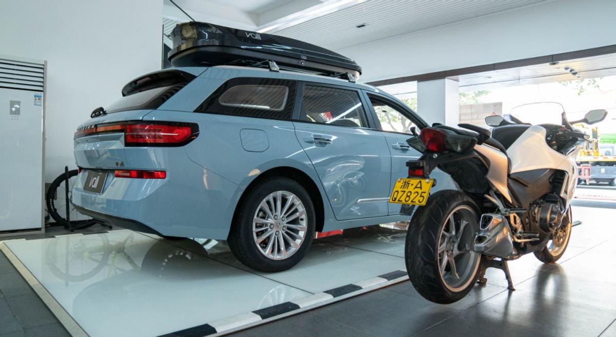 Family station wagon, the rear row can be laid down flat, equipped with ...