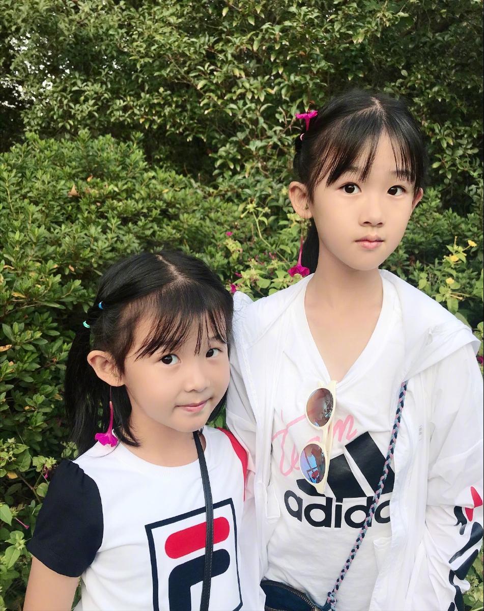 15-year-old Huang Duoduo's May Day holiday: mini skirt, straight white ...