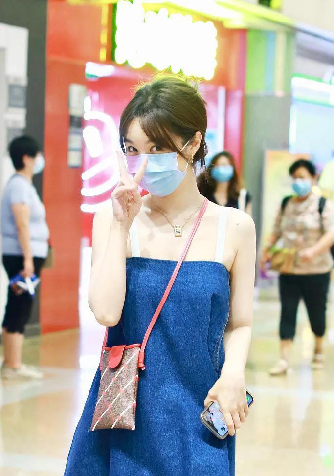 Li Feier's cool look appeared at the airport netizens: traveling like ...