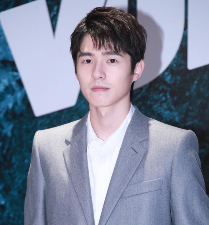 Hot search on Liu Haoran's live photos, a gentleman in a suit and ...