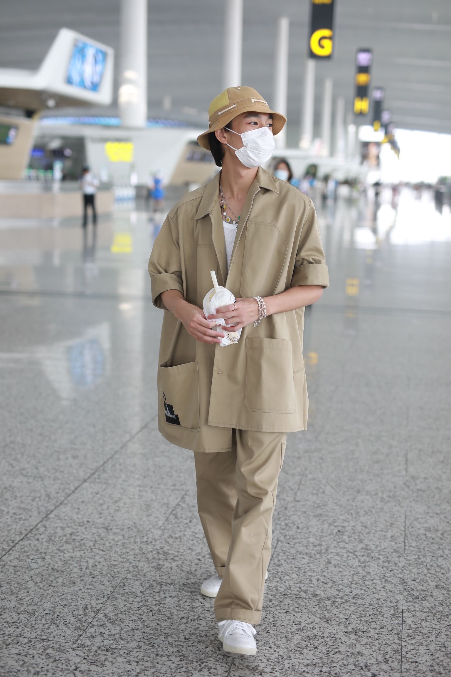 Zhang Youhao appeared at the airport after finishing his campaign ...