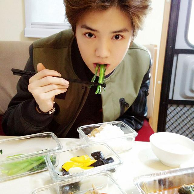 What do big-name actors eat on set?Wu Jingqiang eats instant noodles ...