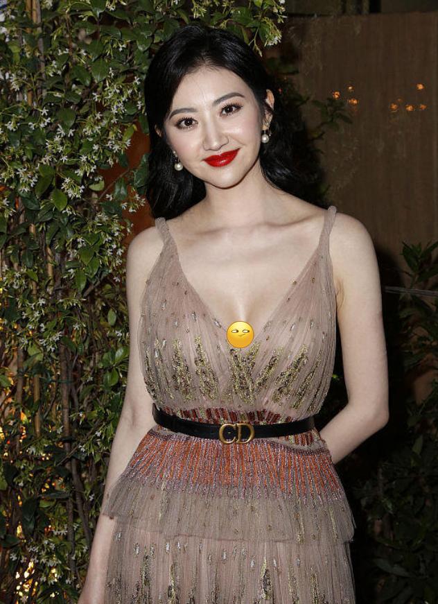If you want a concave shape, try a waist skirt. Jing Tian puts on this ...