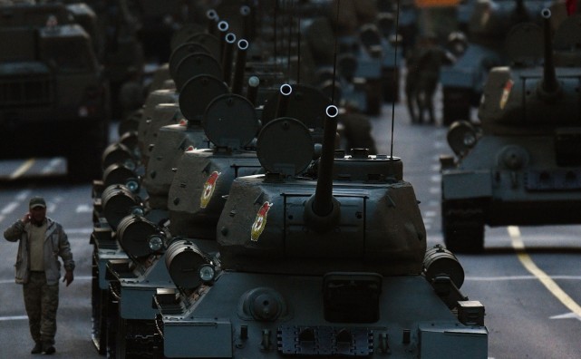 The real girl and the tank!Beautiful female tank driver, driving a T34 ...