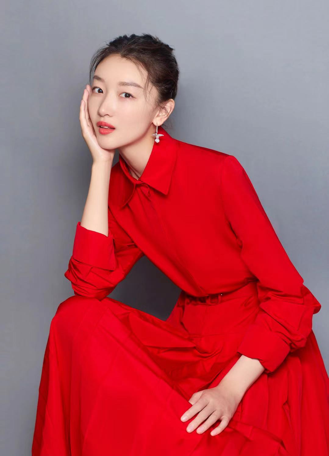 Dongyu Zhou has changed his style. The red dress with transparent high ...