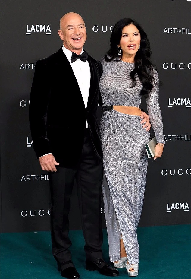 The world's richest man brought his girlfriend to shine on the red ...