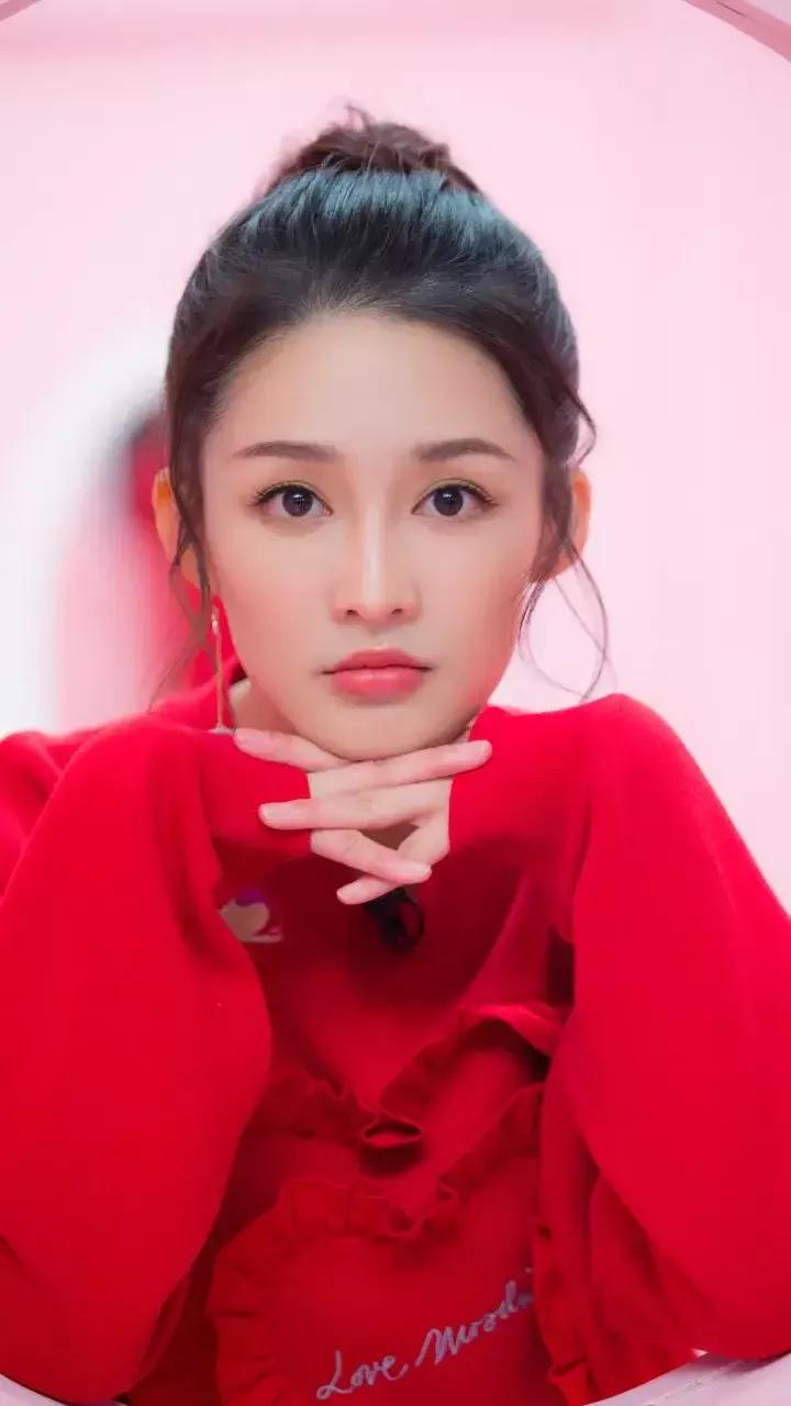 Li Qin, the beautiful and charming chicken leg girl - iMedia